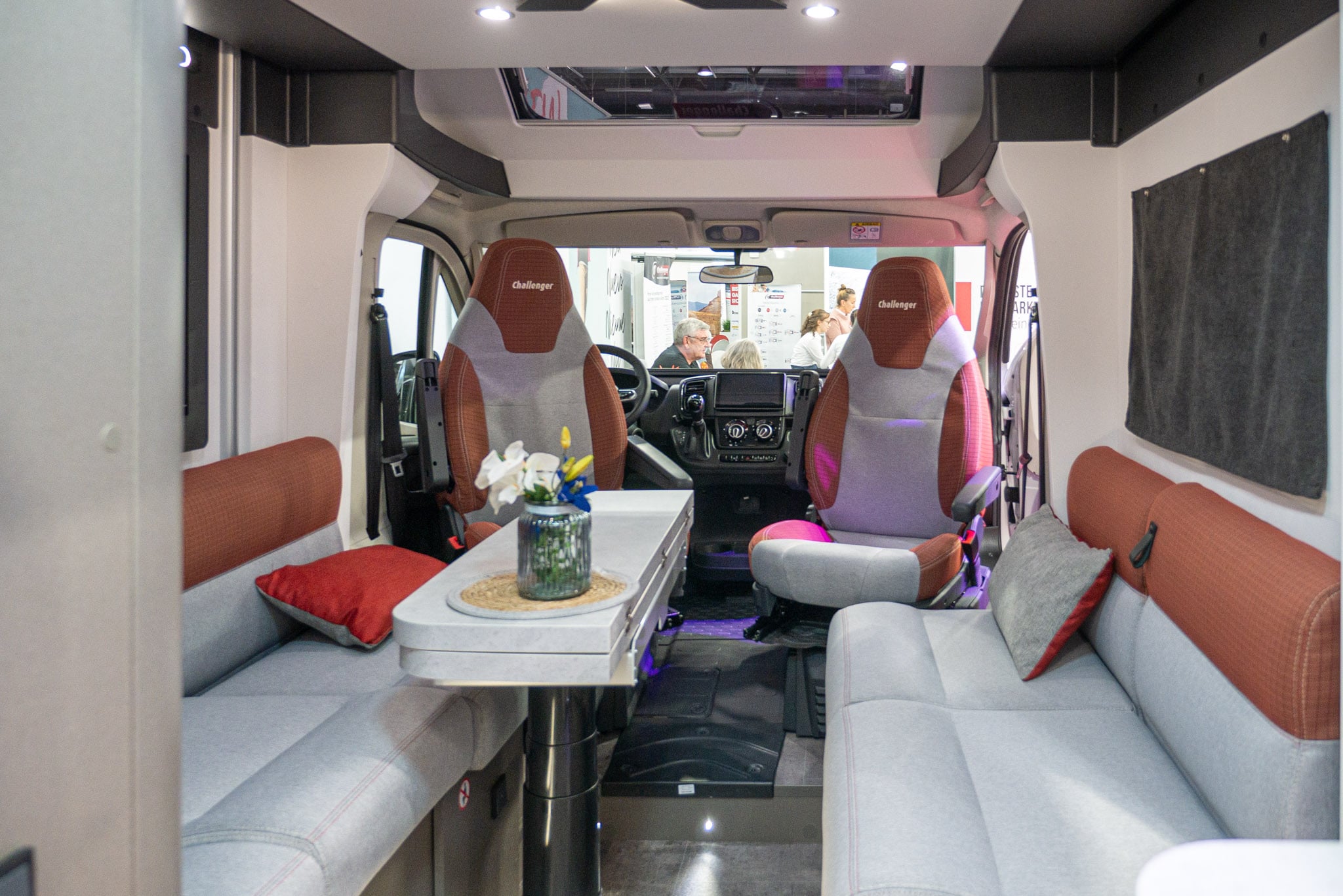 Challenger X 250 Open Edition (2024) : un profilé étroit avec un garage ...