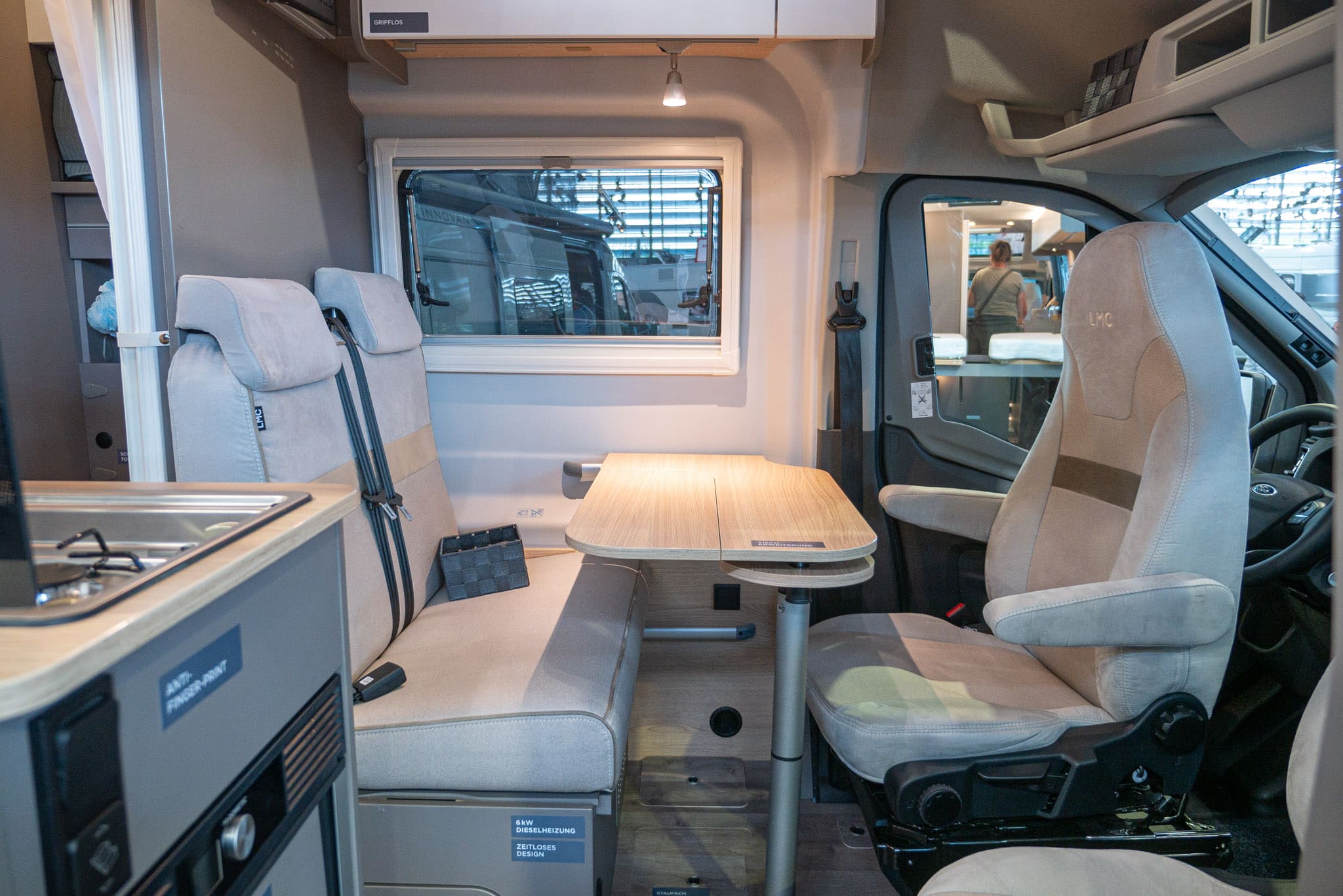 LMC Innovan 592 (2024) : fourgon compact avec lits simples et salle de ...